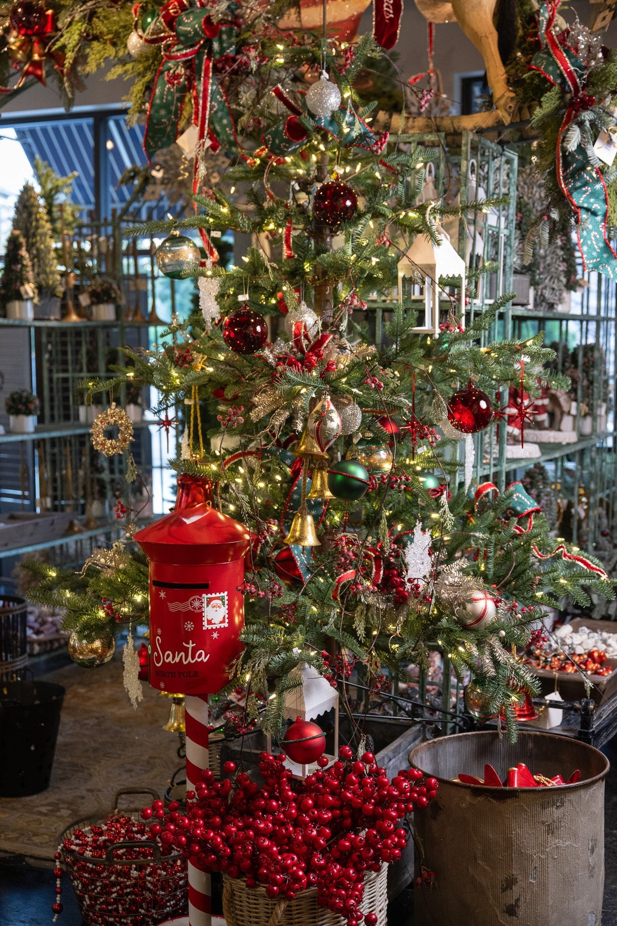 A Classic Christmas in Red & Green – Nell Hill's